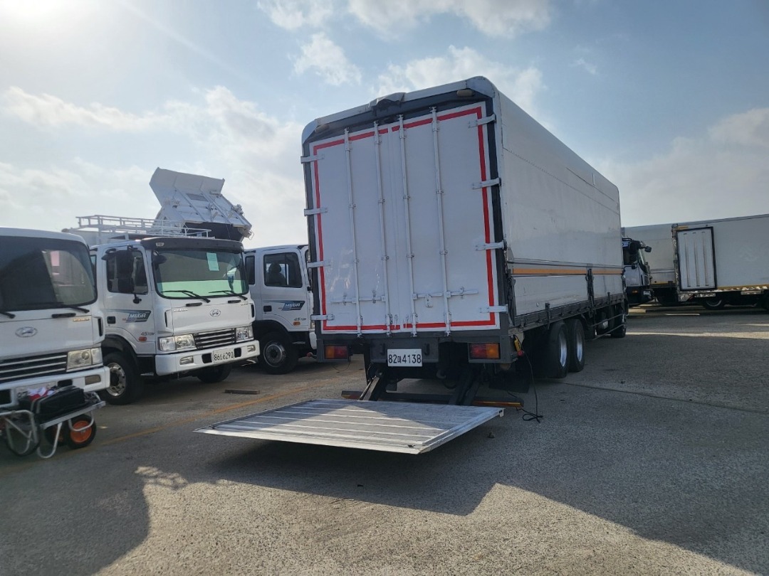 현대 메가 75톤 후축 윙바디 파워게이트 장착 무시동 히터 후방 카메라 O 윙 길이 83m 엔진 미션 윙 하부 상태 A전문가들