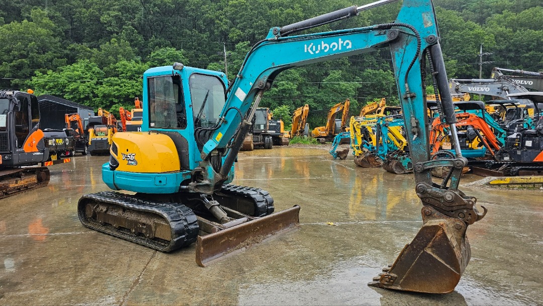 구보다 02 중고 소선회 굴삭기 U56 2010년식 고무트랙 장착 판매합니다전문가들