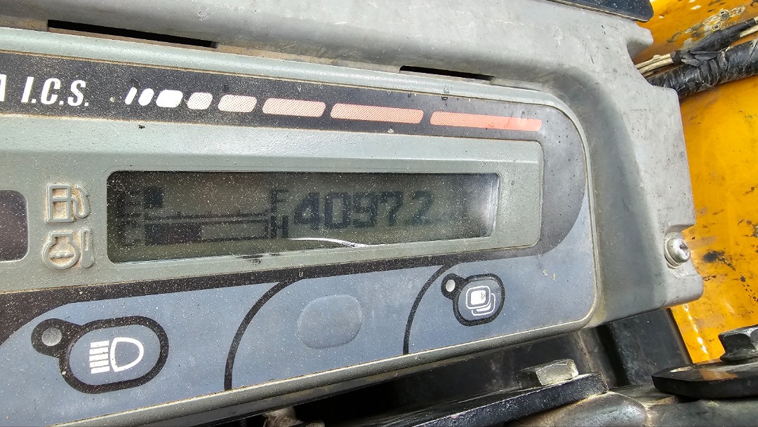 구보다 02 중고 소선회 굴삭기 U56 2010년식 고무트랙 장착 판매합니다전문가들