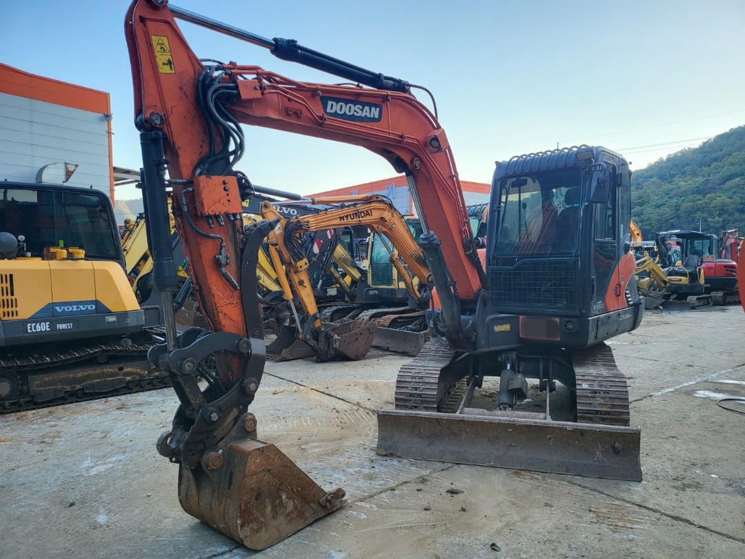 두산 02 중고 포크레인 DX55MT-5K 2018년식 하부 도자 링크 판매합니다|전문가들