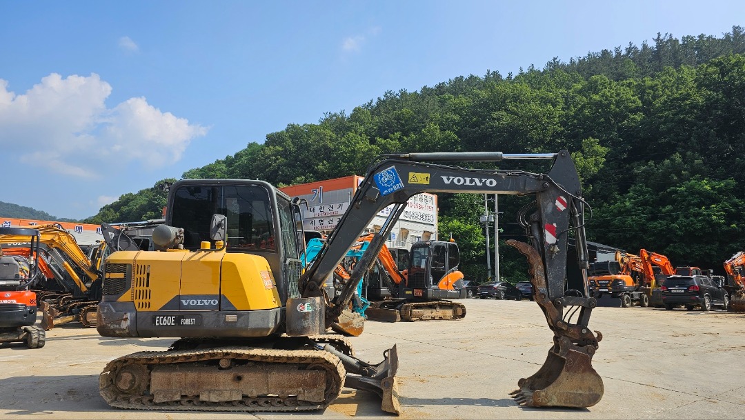 볼보 02 중고 포크레인 매매 EC60E 2016년식 집게, 회전라인|전문가들