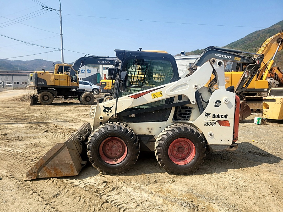 바브캣 중고 스키로더 S590 2019년식 신품 타이어 자동 클램프 풋폐달 판매합니다전문가들