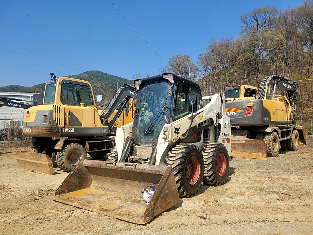 바브캣 중고 스키로더 S590 2019년식 신품 타이어 자동 클램프 풋폐달 판매합니다전문가들
