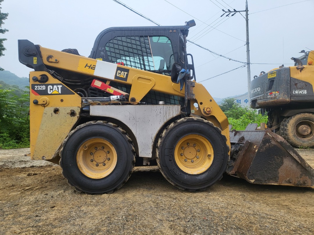 명품 캐타 스키로더 중고매매 cat 232d 2017년 깨끗하고 상태좋습니다(물탱크,신품타이어)|전문가들