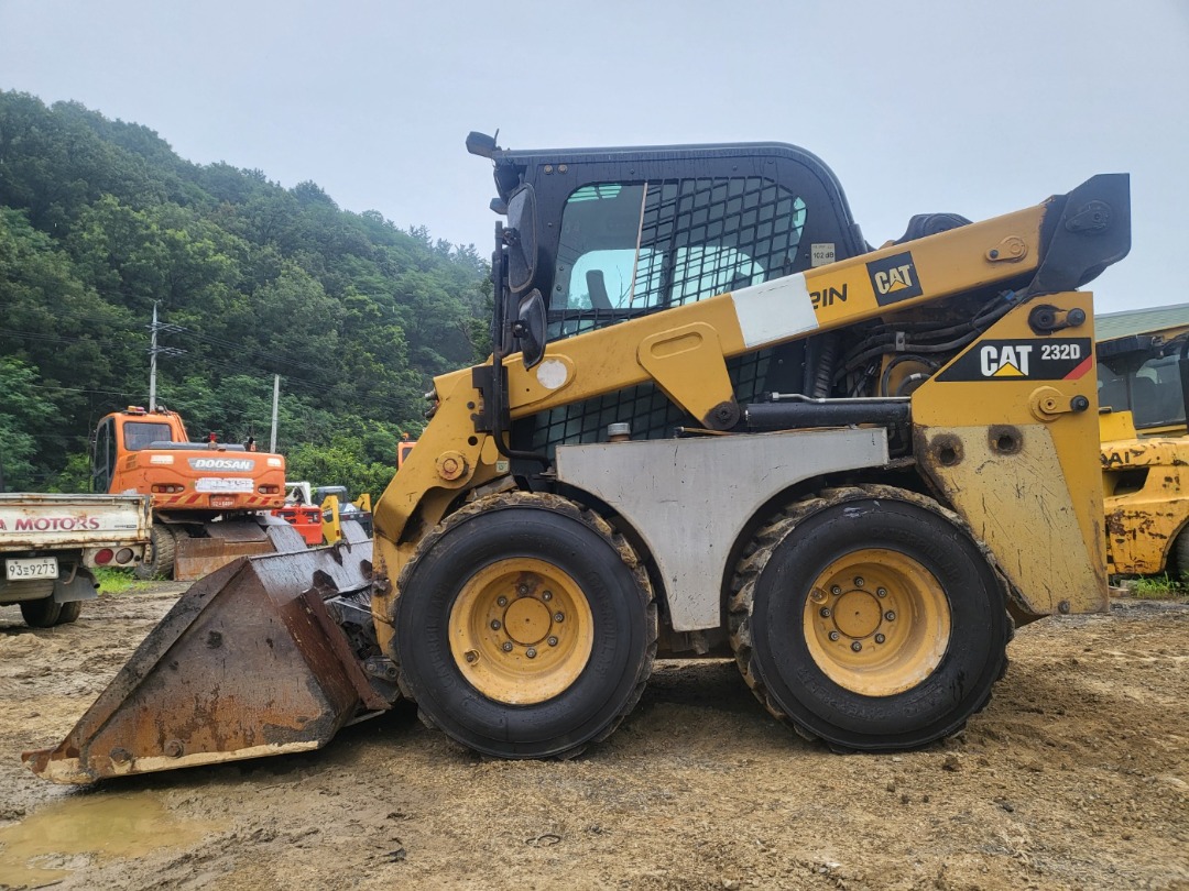 명품 캐타 스키로더 중고매매 Cat 232d 2017년 깨끗하고 상태좋습니다물탱크신품타이어전문가들