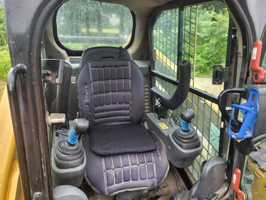 명품 캐타 스키로더 중고매매 cat 232d 2017년 깨끗하고 상태좋습니다(물탱크,신품타이어)|전문가들