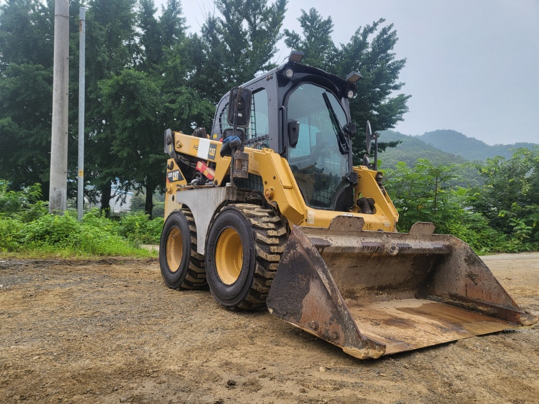 명품 캐타 스키로더 중고매매 Cat 232d 2017년 깨끗하고 상태좋습니다물탱크신품타이어전문가들